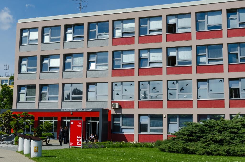 Omezení pohybu poblíž hlavního vchodu PEF Aktuality - Provozně ...